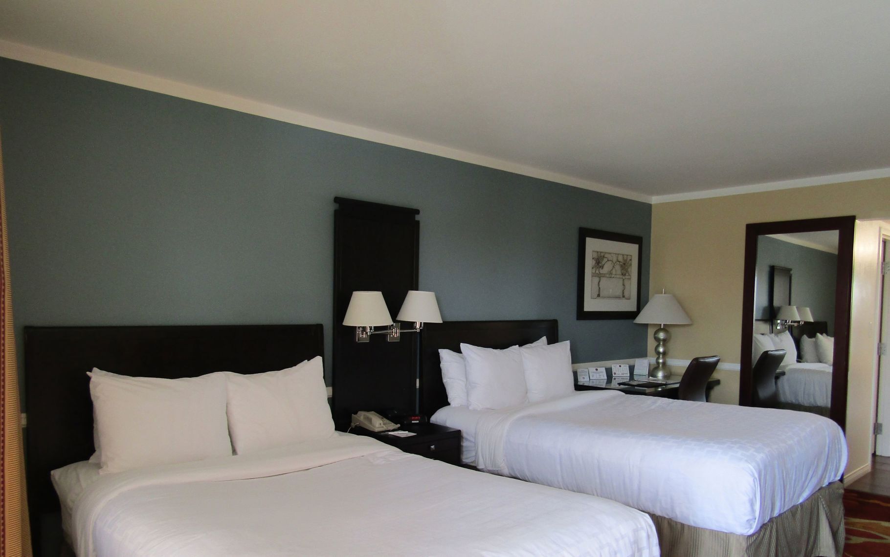 Roupas de cama premium, escrivaninha, cortinas blackout