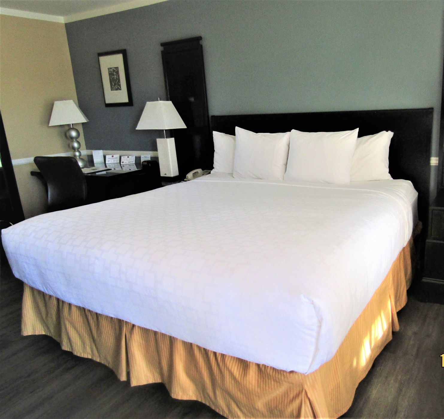 Roupas de cama premium, escrivaninha, cortinas blackout