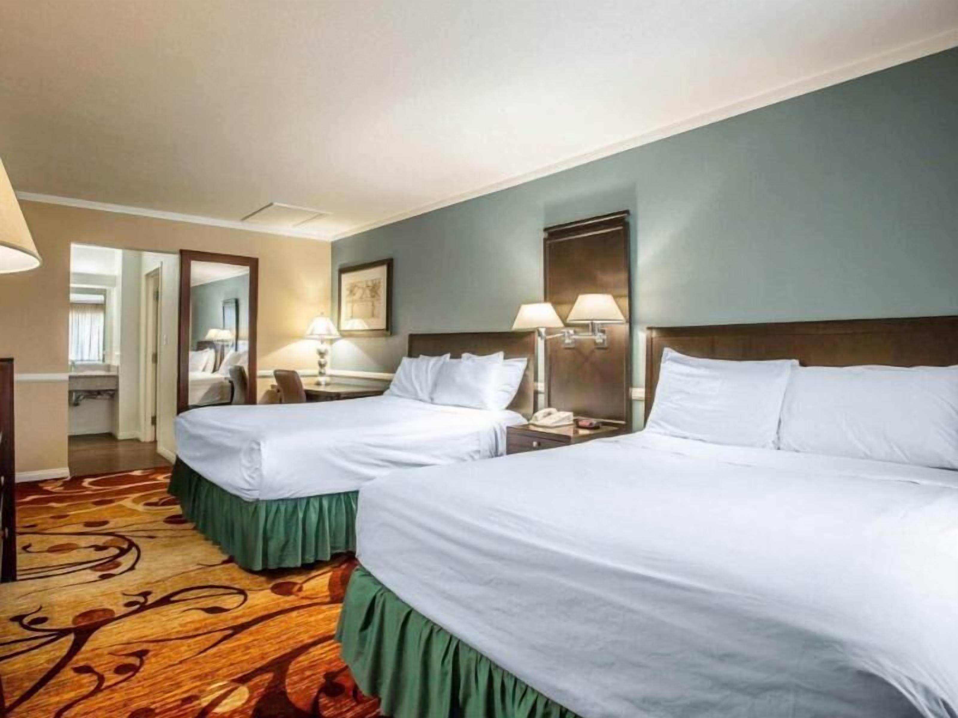 Roupas de cama premium, escrivaninha, cortinas blackout