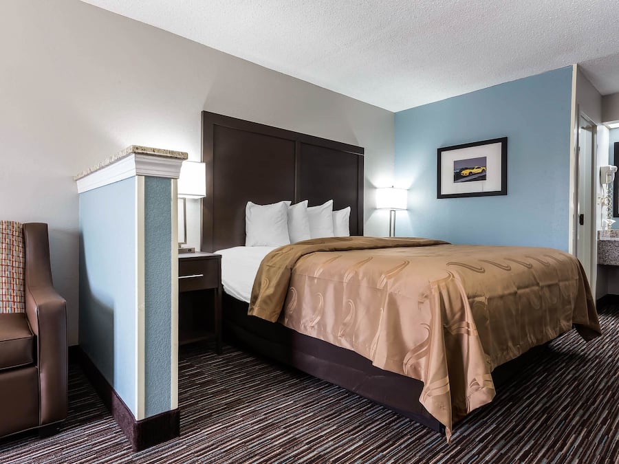 Escrivaninha, ferros/tábuas de passar roupa, berços (sobretaxa)