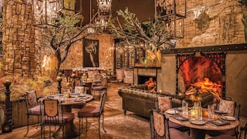 4 restaurantes, pequenos-almoços servidos, cozinha americana