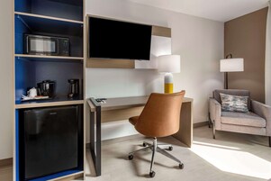 Camas com colchões pillow-top, escrivaninha