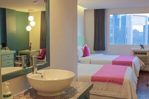 Quarto Deluxe, 2 camas de casal | Cofre no quarto, secretária, cortinas/cortinados opacos, Wi-fi grátis