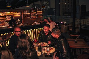 Este bar no terraço do hotel, com espaço para refeições ao ar livre 