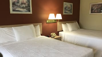 Quarto, 2 camas queen-size, fumadores | Secretária, ferro/tábua de engomar, camas desdobráveis, Wi-fi grátis