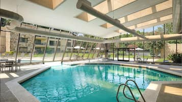 Piscina interna, piscina externa sazonal, guarda-sóis, espreguiçadeiras