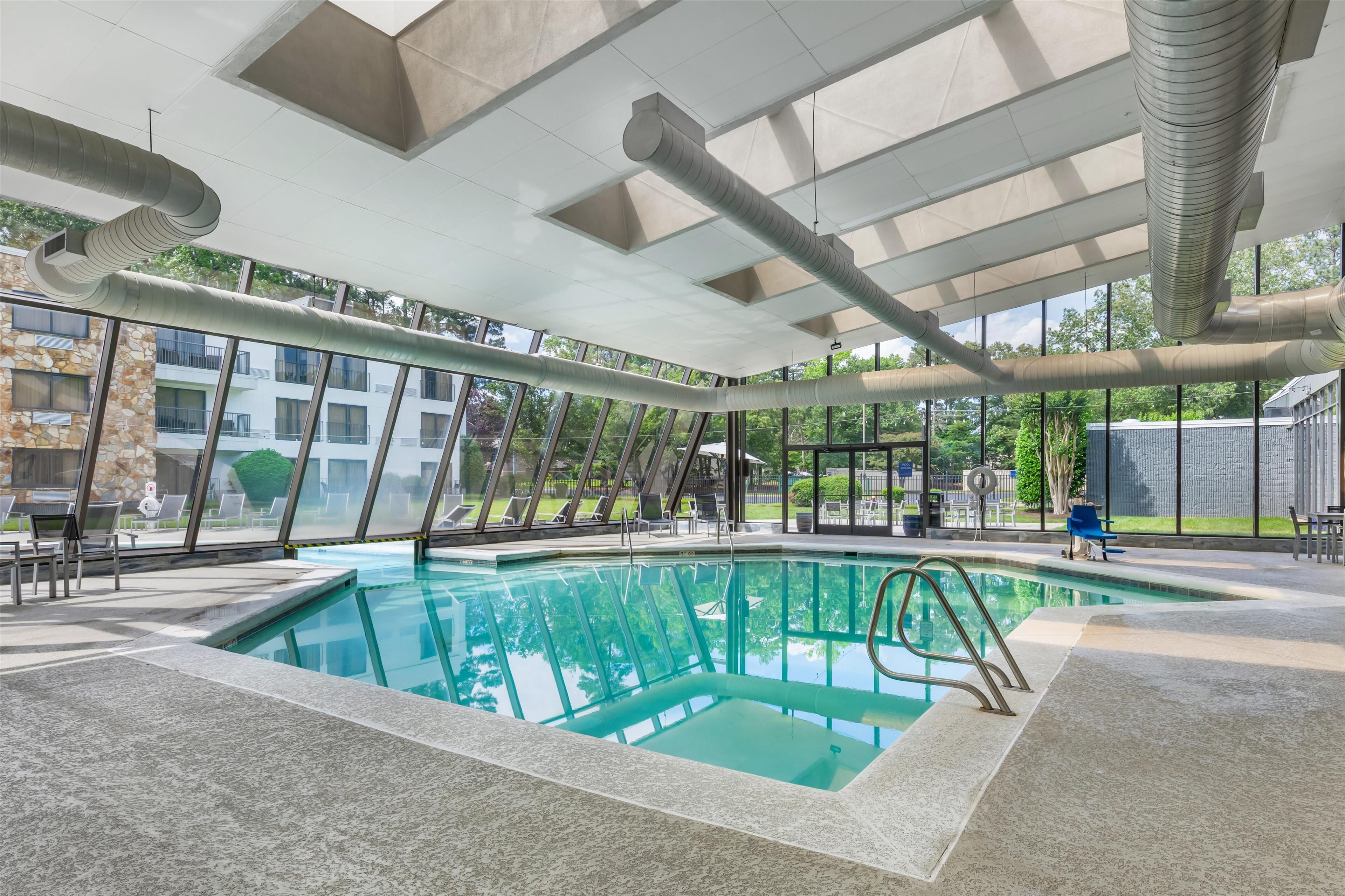 Piscina interna, piscina externa sazonal, guarda-sóis, espreguiçadeiras