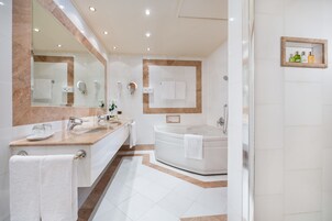 Chuveiro com efeito de chuva, produtos de toalete grátis