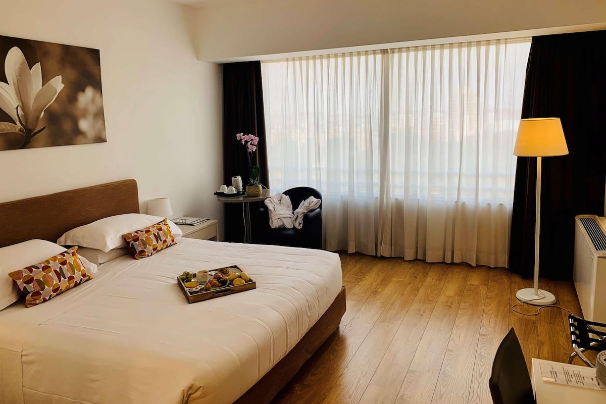 Edredons de pluma, cofres nos quartos, escrivaninha, cortinas blackout