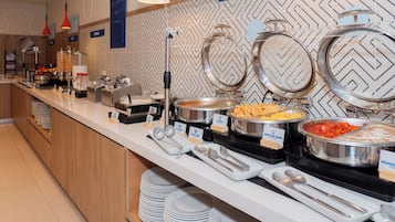Café da manhã com pratos da culinária local grátis todos os dias