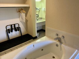Suite, 1 cama king-size, fumadores | Casa de banho | Um secador de cabelo, toalhas fornecidas 