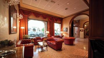 Área de estar no saguão