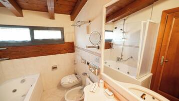 Suíte | Banheiro | Banheira de imersão, produtos de toalete grátis, secador de cabelo, bidê