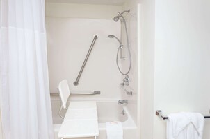 Produtos de toalete grátis, secador de cabelo, toalhas de banho
