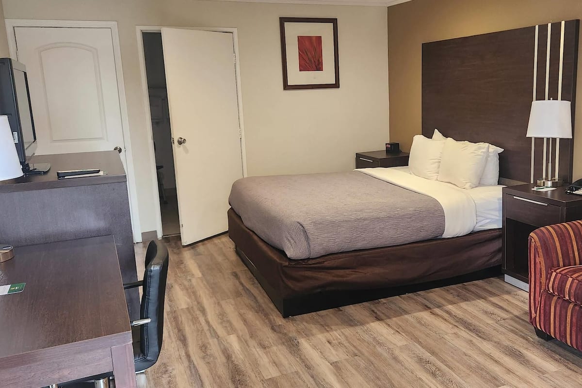 Quarto standard, 1 cama King, acessível, para não fumantes | 1 quarto, escrivaninha, espaço de trabalho para notebook