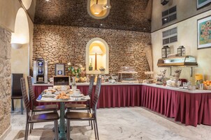 Pequeno-almoço tipo buffet diário (14 EUR por pessoa) 