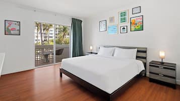 Suite, 1 quarto, varanda, vista para a baía (King) | Cofre no quarto, secretária, cortinas/cortinados opacos