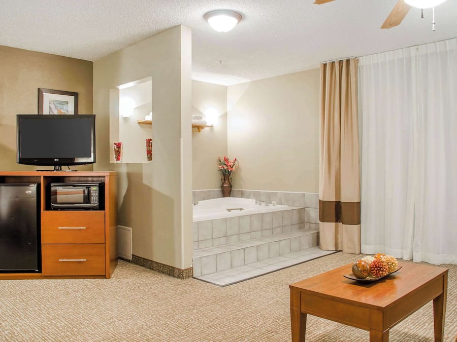 Suite, 1 cama king-size e sofá-cama, não fumadores, banheira de hidromassagem grande (2 Person) | Roupa de alta qualidade, com decoração personalizada