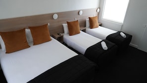 Deluxe Family Room | Cofres nos quartos, escrivaninha, Wi-Fi de cortesia, roupa de cama