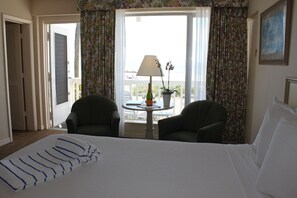 Quarto Duplo (Gulf Front) | Cofre com capacidade para portátil, secretária 