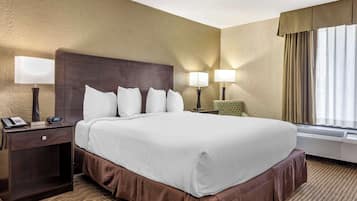 Quarto Standard, 1 cama king-size, não fumadores, frigorífico e micro-ondas | Secretária, ferro/tábua de engomar, Wi-fi grátis