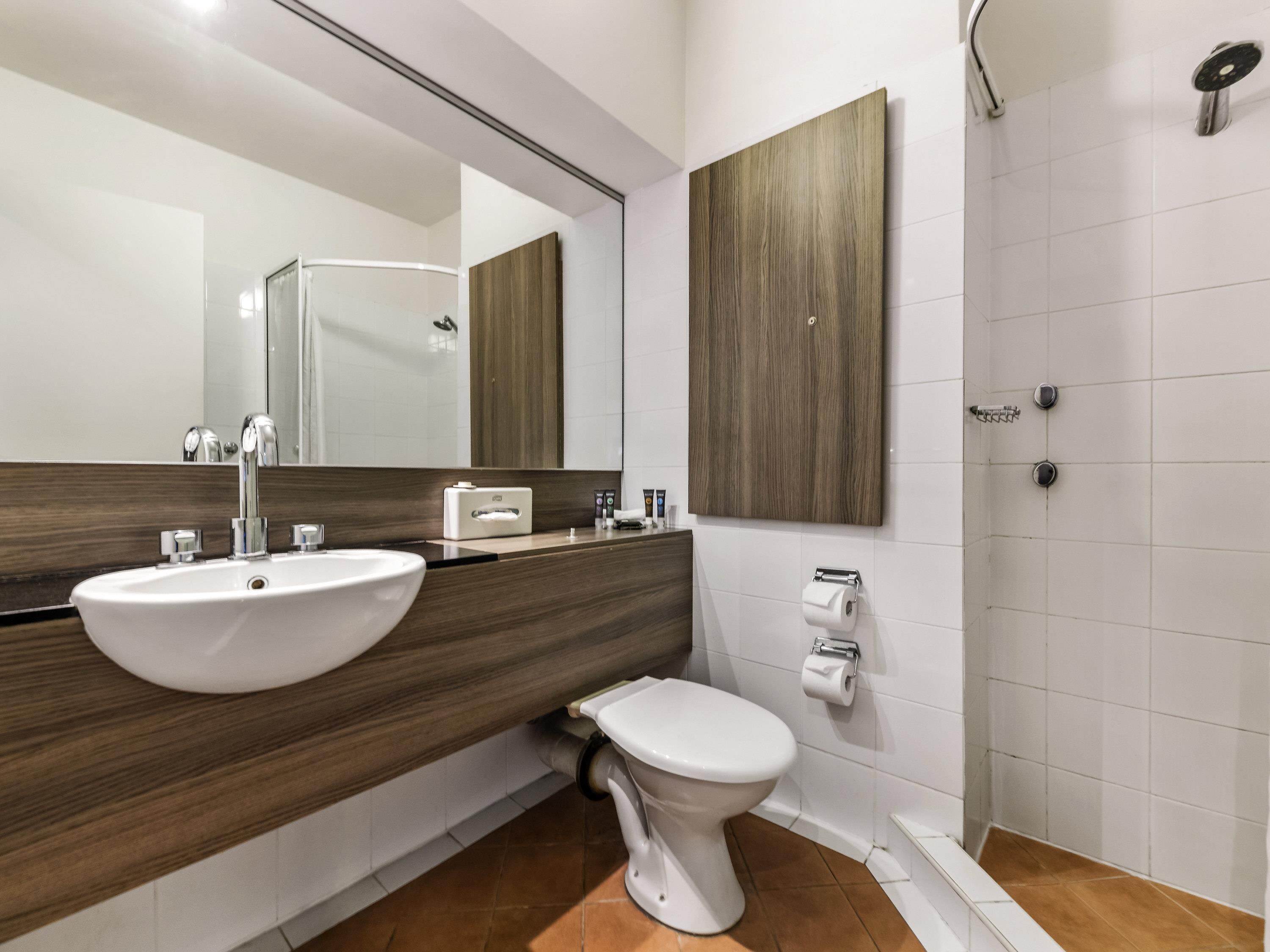 Cofre no quarto, com mobília individualizada, secretária 