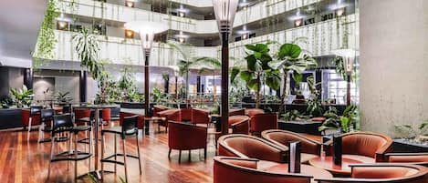 Este bar no lobby do hotel, com vista para o jardim, aberto diariamente
