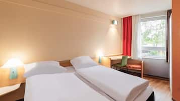Roupas de cama premium, cofres nos quartos, escrivaninha