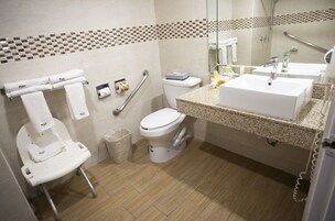 Uma casa de banho moderna com sanita, bidé e lavatório.