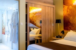 Suíte, 1 quarto (Living Area) | Frigobar, cofres nos quartos, individualmente decorados