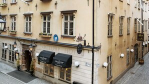 Um edifício histórico com várias janelas e uma placa indicando que é um hotel.