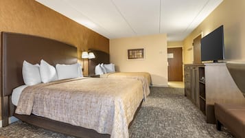 Quarto de hotel com uma cama grande, duas mesas de cabeceira, uma televisão e um guarda-roupa.