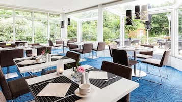 Pequenos-almoços, almoços, jantares servidos, com vista para a piscina