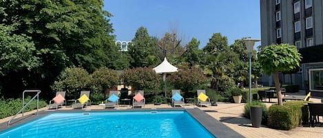 Piscina externa sazonal, funciona das 9h às 21h, guarda-sóis