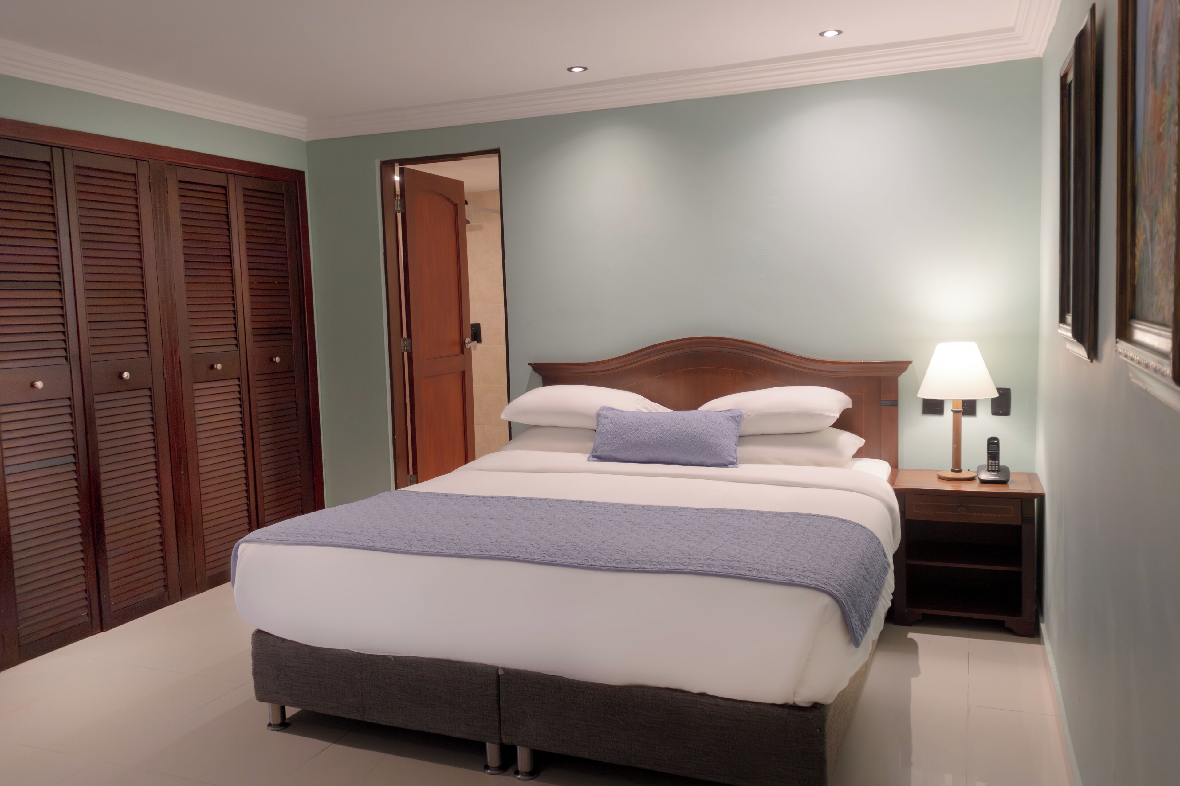 Quarto Premium, 1 cama queen-size, não fumadores | Roupa de alta qualidade, edredões de penas, minibar, cofre no quarto 