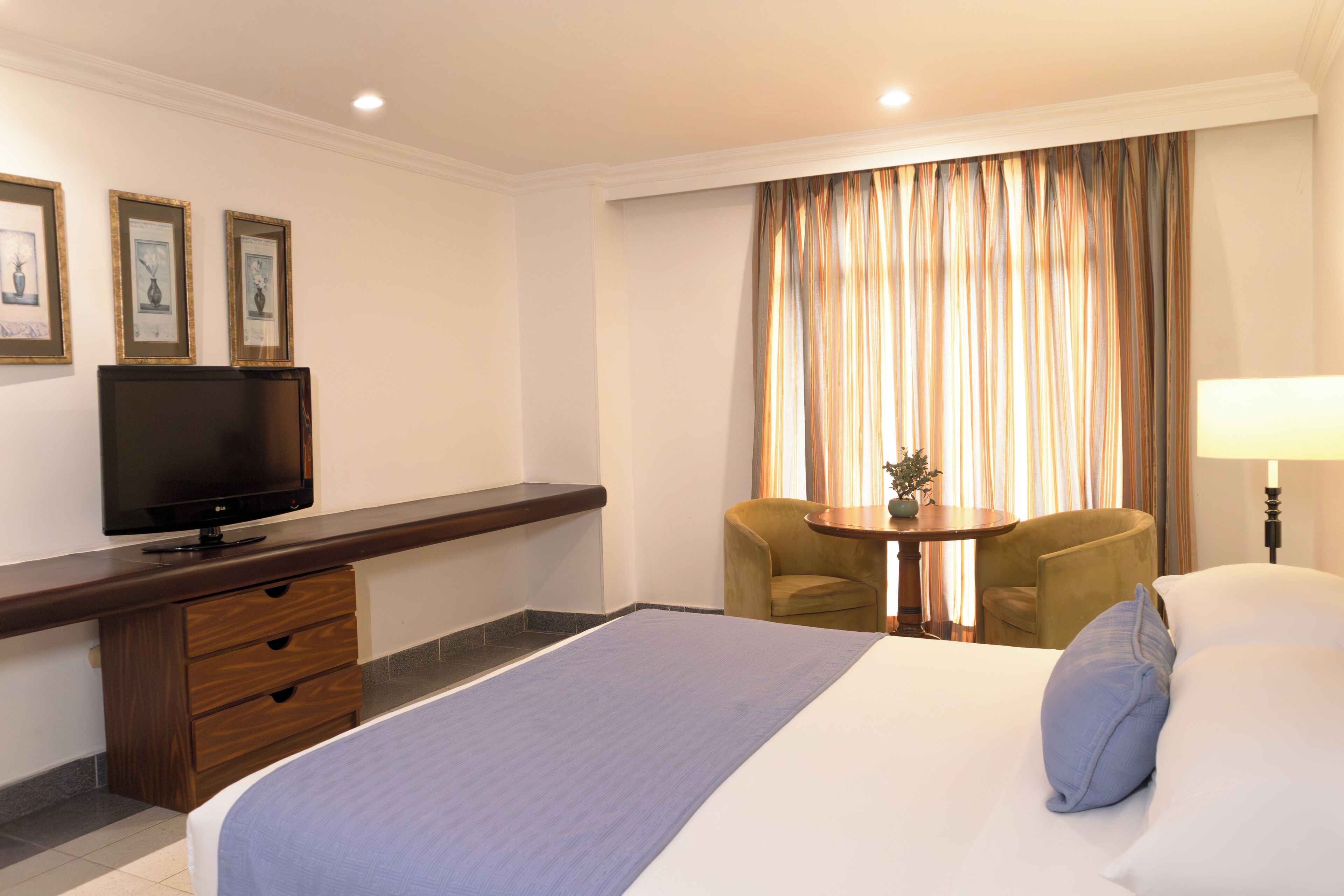 Roupa de alta qualidade, edredões de penas, minibar, cofre no quarto 