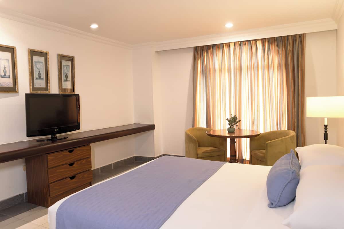 Roupa de alta qualidade, edredões de penas, minibar, cofre no quarto