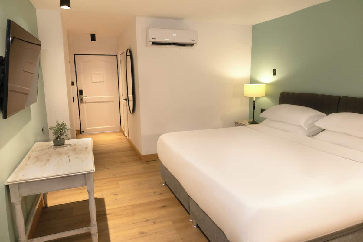 Quarto Premium, 1 cama king-size, não fumadores | Roupa de alta qualidade, edredões de penas, minibar, cofre no quarto