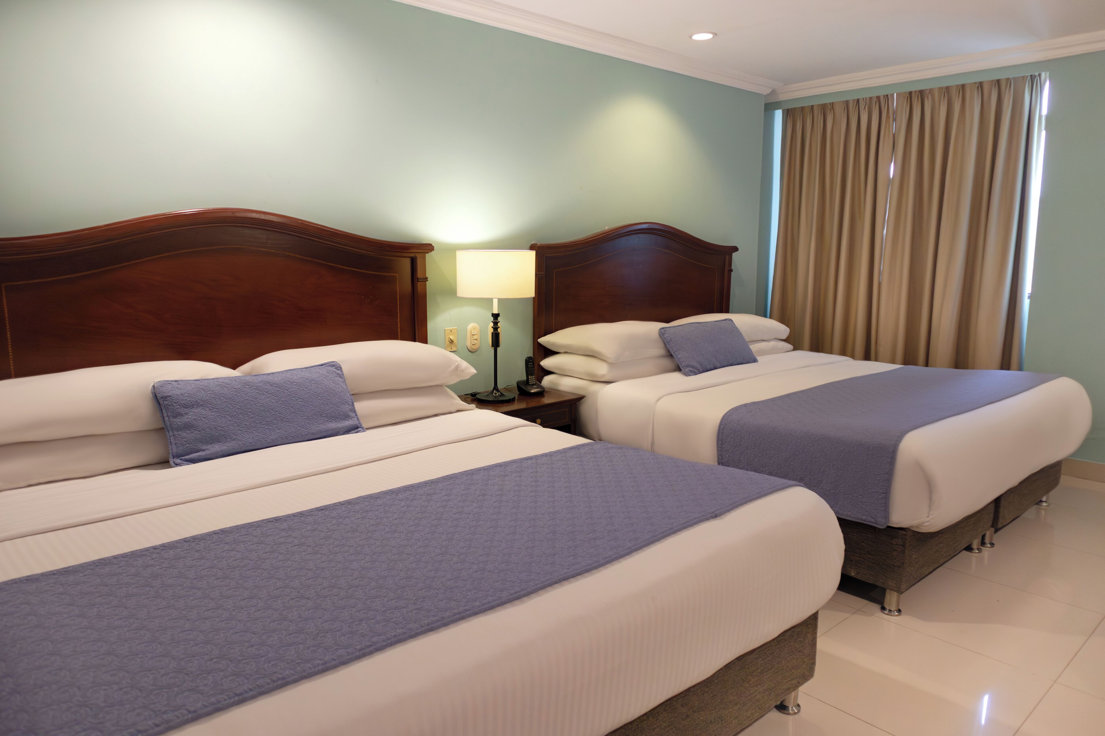 Roupa de alta qualidade, edredões de penas, minibar, cofre no quarto 