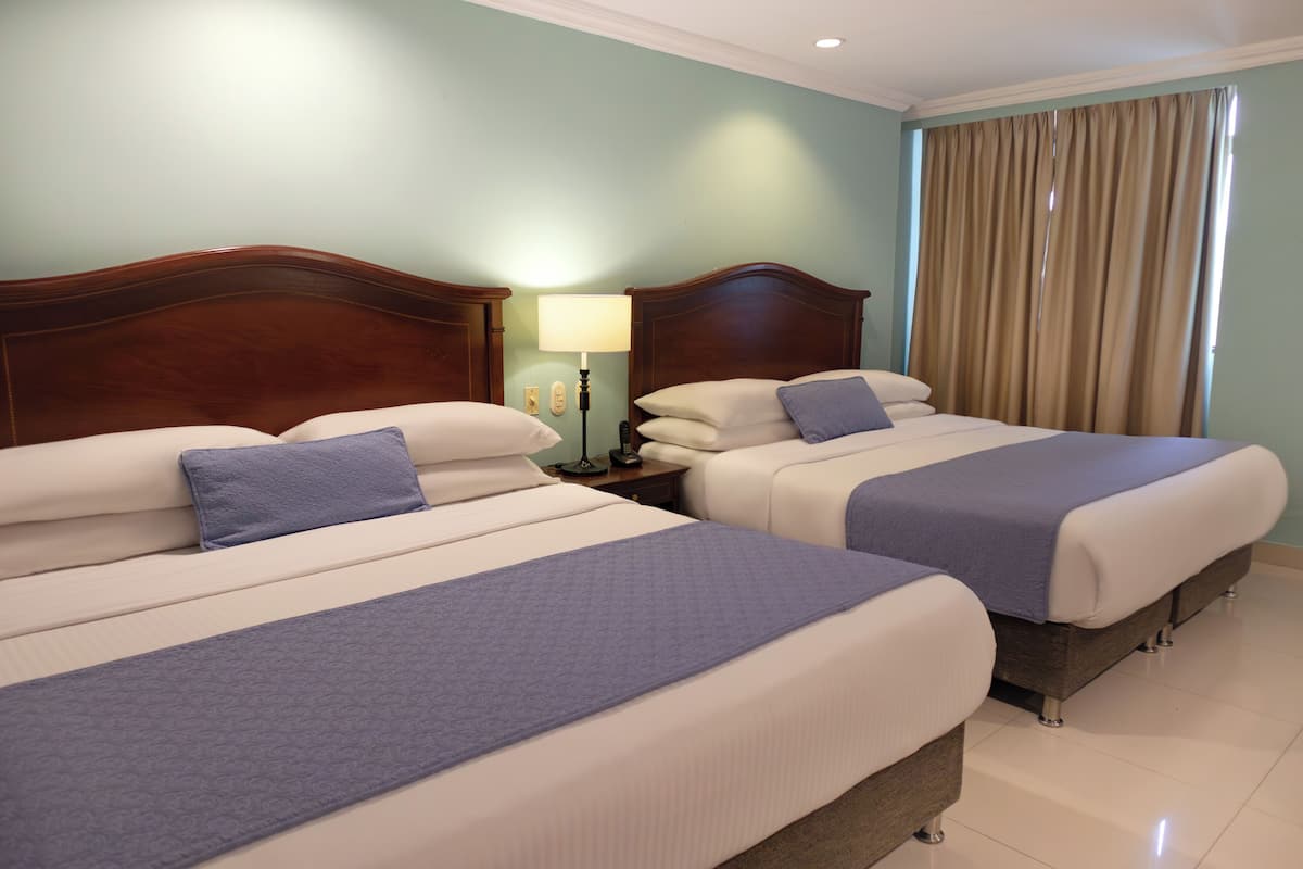 Roupa de alta qualidade, edredões de penas, minibar, cofre no quarto