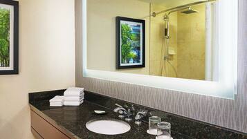 Uma combinação polibã/banheira, artigos de higiene pessoal grátis