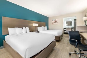 Quarto standard, 2 camas Queen, para não fumantes, geladeira e micro-ondas | Cortinas blackout, ferros/tábuas de passar roupa, Wi-Fi de cortesia