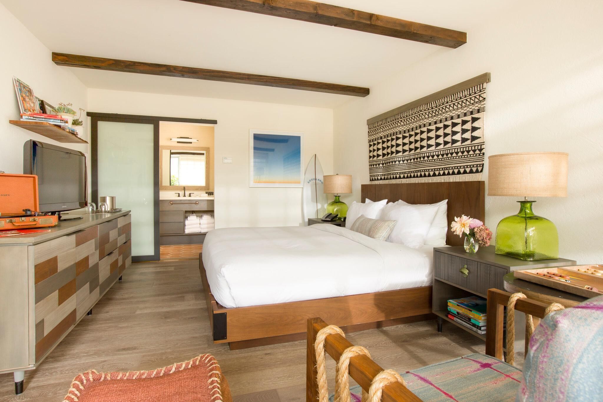 1 quarto, roupas de cama premium, cofres nos quartos, escrivaninha