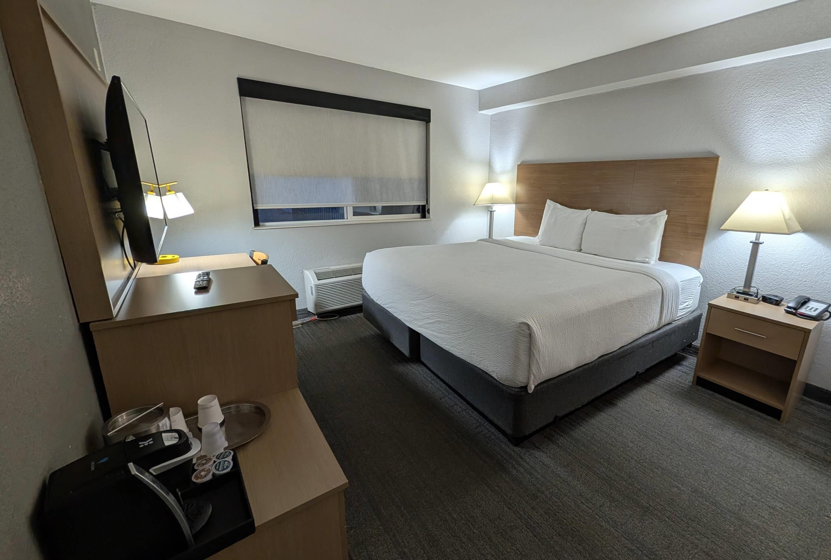 Quarto Standard, 1 cama king-size, não fumadores | Secretária, secretária adequada para computadores portáteis 