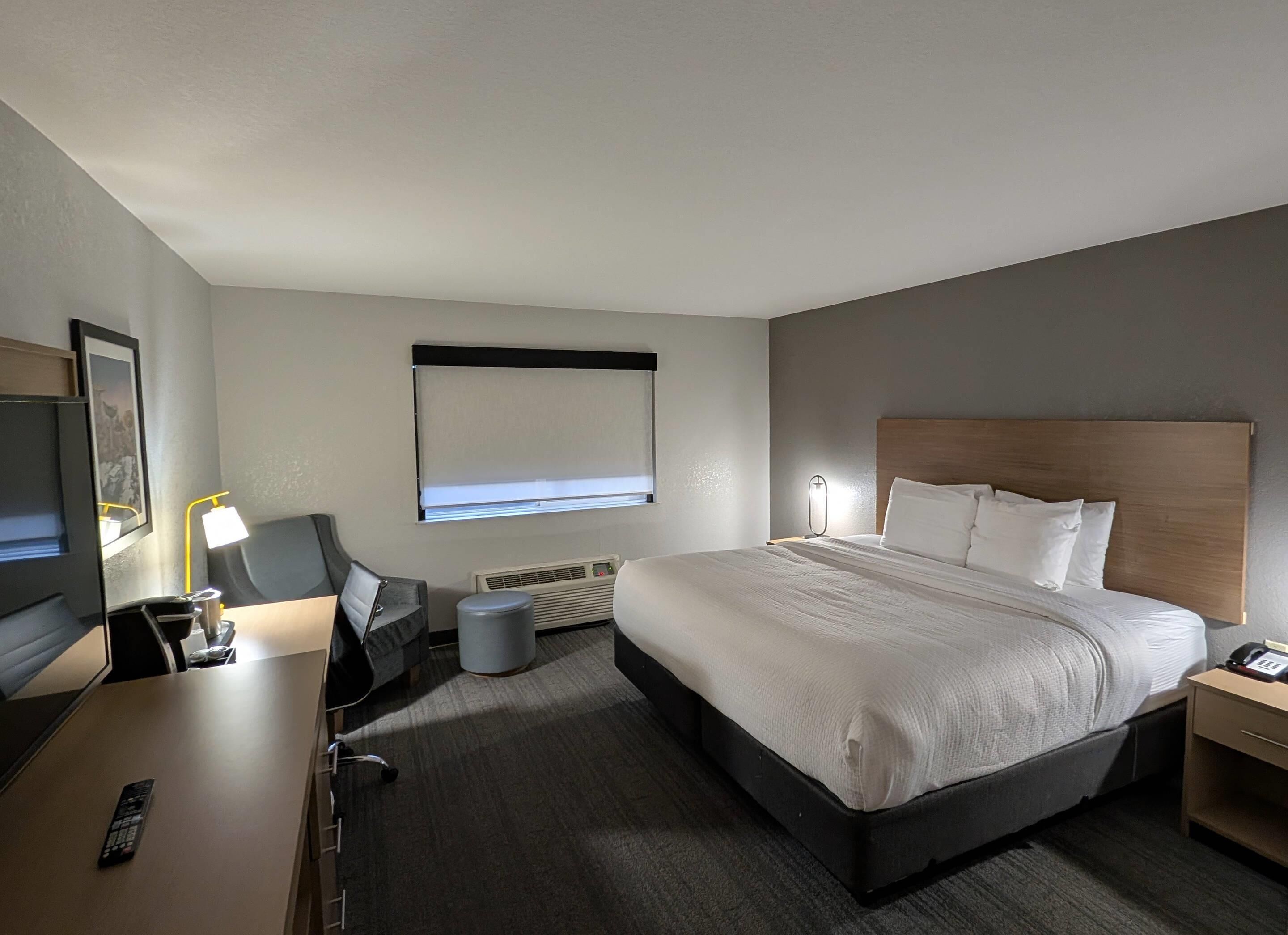 Quarto Standard, 1 cama king-size, não fumadores | Secretária, secretária adequada para computadores portáteis 