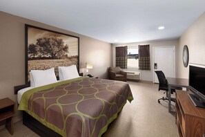 Quarto, 1 cama king-size (Hearing, Mobility Roll-In Shower) | Roupa de alta qualidade, secretária, ferro/tábua de engomar