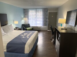 Quarto, 1 cama King, para não fumantes | Escrivaninha, ferros/tábuas de passar roupa, berços grátis