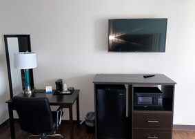 Quarto standard, 1 cama King, para fumantes | Escrivaninha, ferros/tábuas de passar roupa, berços grátis