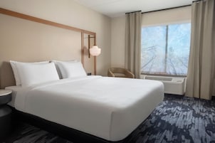 Roupas de cama premium, escrivaninha, espaço de trabalho para notebook