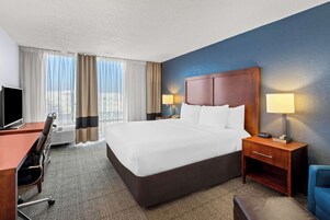 Suite, 1 cama king-size e sofá-cama, não fumadores | Cofre no quarto, secretária, cortinas/cortinados opacos 